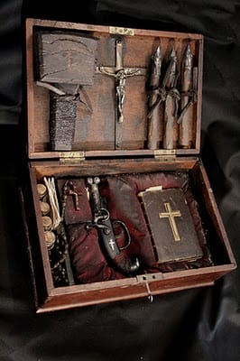 10 photos of historic vampire hunting kits