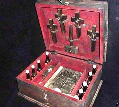 10 photos of historic vampire hunting kits