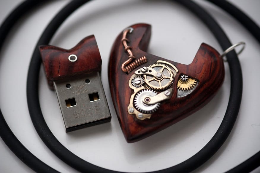 Wonderful heart shaped steampunk 32GB USB