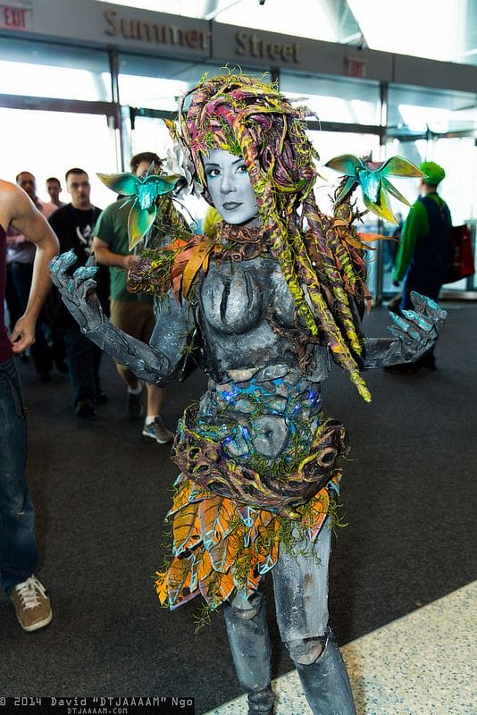 Haunted Zyra in this League of Legends cosplay