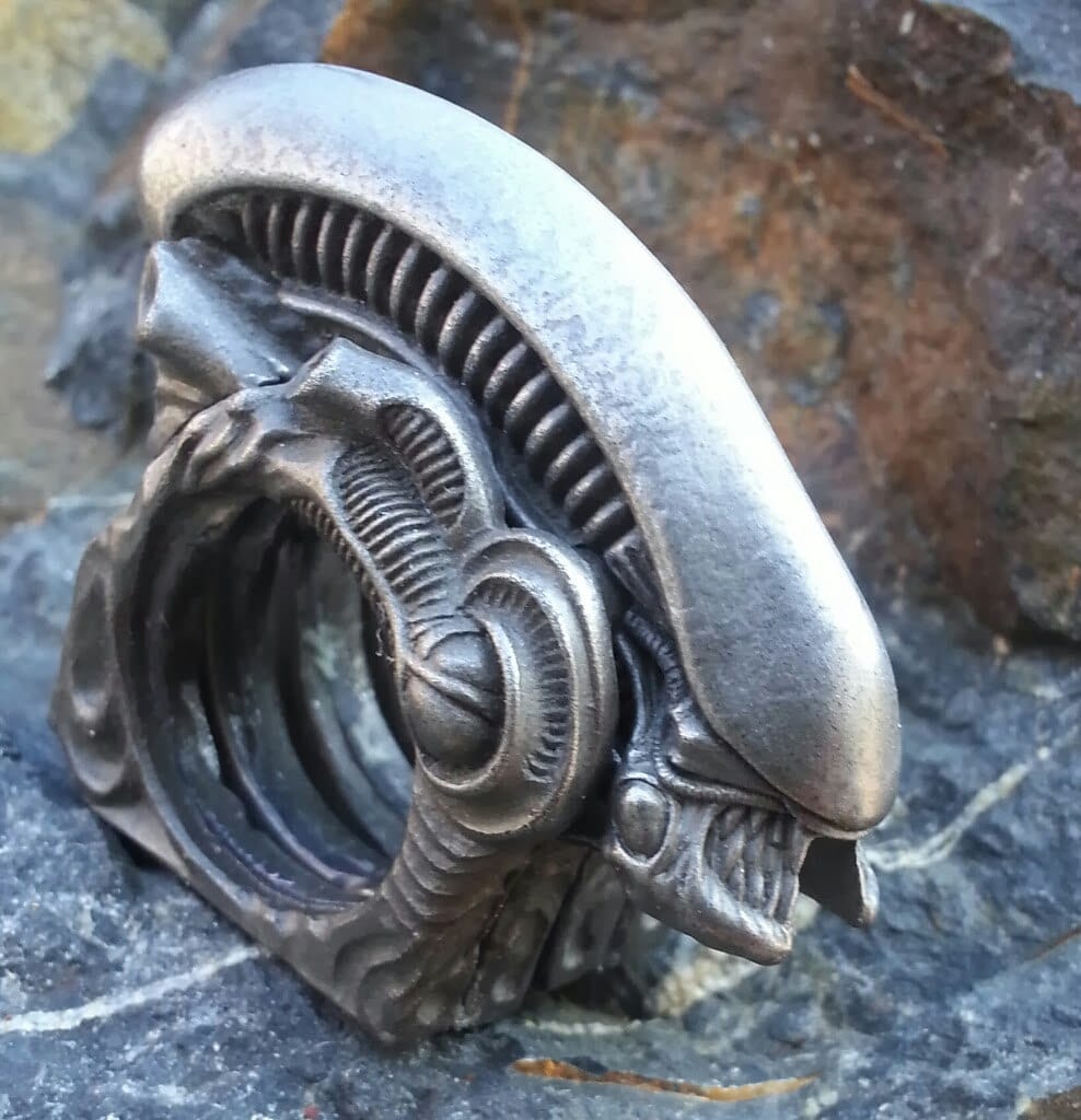 Rather strange xenomorph ring becomes a brass knuckle