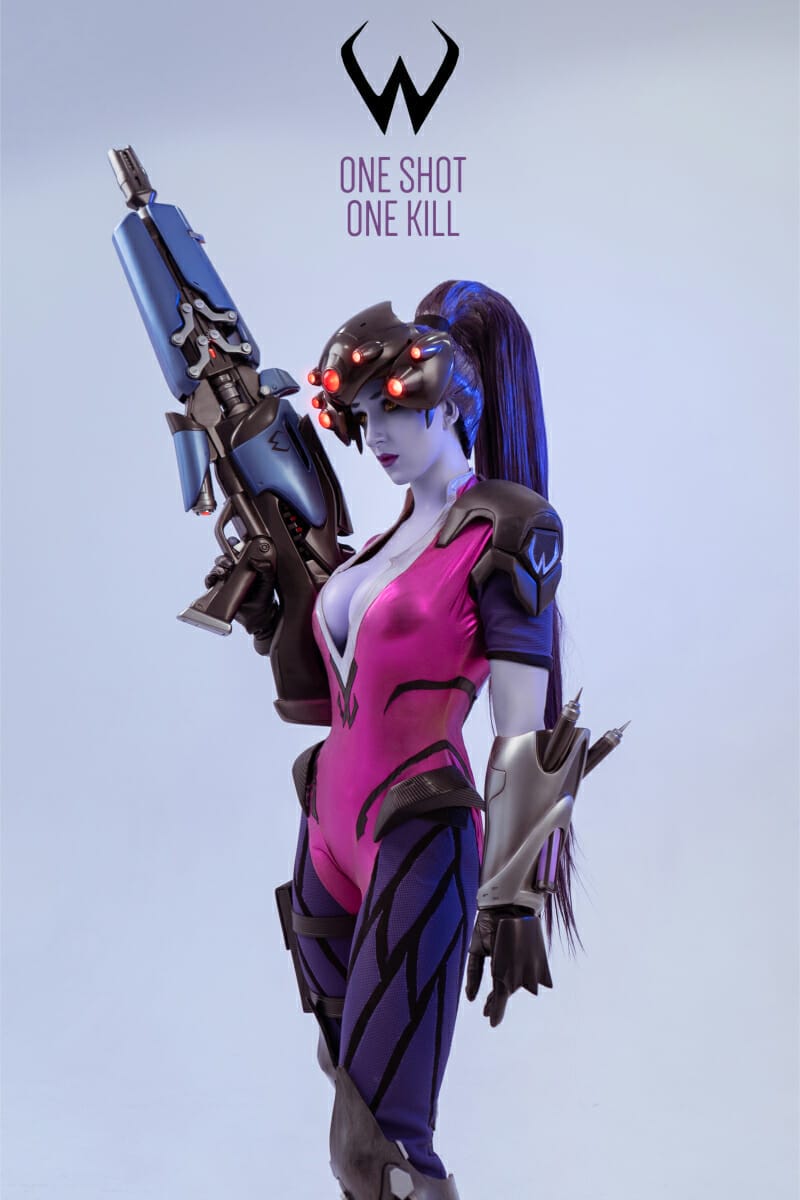 Rena's impressive Widowmaker cosplay has articulated weapon and visor