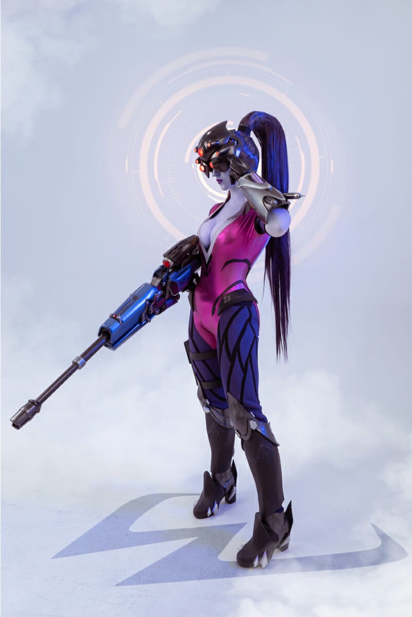 Rena's impressive Widowmaker cosplay has articulated weapon and visor